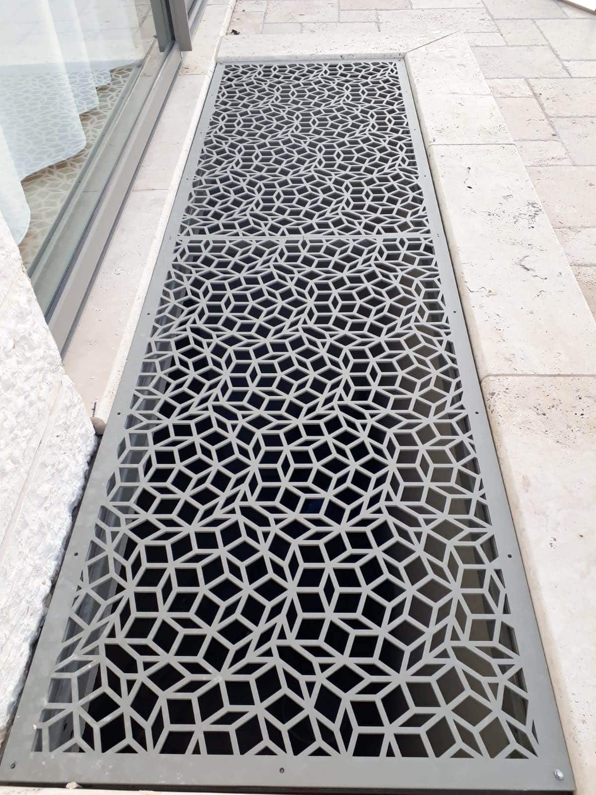 English Courtyards with Laser-cut Features - טרלידור