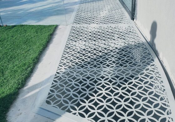 English Courtyards with Laser-cut Features - טרלידור